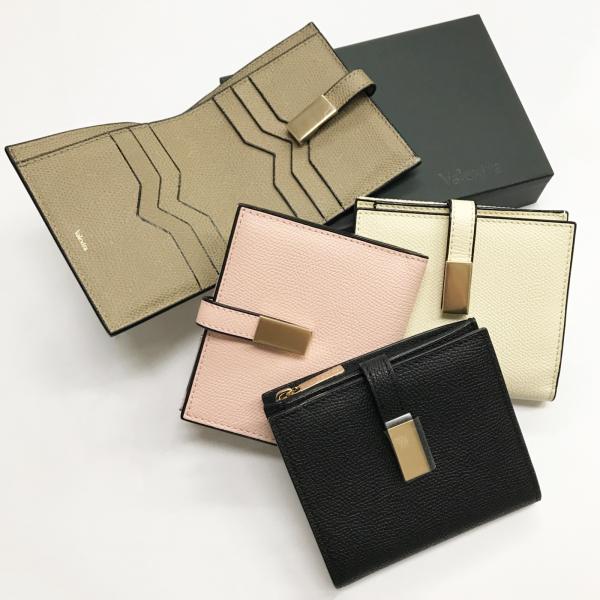 ゴールドのメタルパーツが印象的なコンパクトで機能的な二つ折り財布。片側には薄いマチのファスナー付きコインポケット、もう片側にはスナップボタンで留める６つのカードスロットと紙幣を折り畳まずに収納できるコンパートメントを備えています【型番】SG...