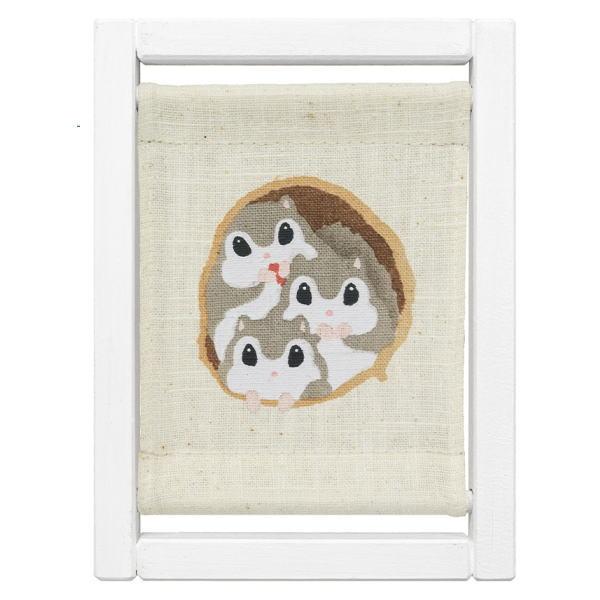 2025年秋新作。おうちの中の小さな空間に飾れる、小さな麻の絵こよみ。 日めくりをめくるように、一年の季節をお楽しみ下さい。アイヌ語でエゾモモンガのことを「アッカムイ」といいます。「子供の守り神」という意味があるそうです。北海道の自然の中で...