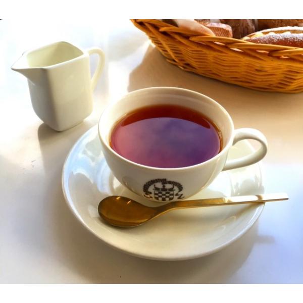 アールグレイの元になった福建省の紅茶、別名「ラプサンスーチョン」。　 中国紅茶の元祖的な存在で、19世紀には西洋の貴族でもアフタヌーンティー用に珍重されていました。　中葉種の茶葉を松で燻した薫製茶で、「龍眼」と呼ばれる薬草に似た独特な香りの...