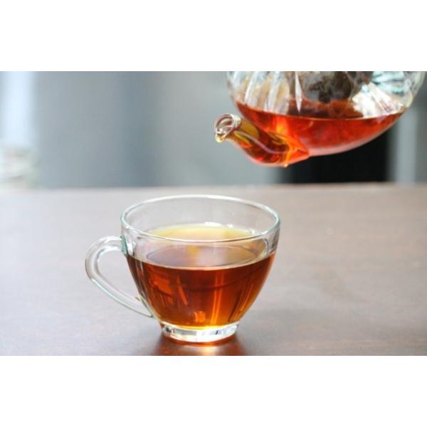 広東省産の桂花（キンモクセイの花）と同じく広東省産の紅茶をミックスしたものです。薫香によりキンモクセイの香りが驚くほど鮮明で、なんとなく中華料理店によくあるワイン「桂花陳酒」を連想いたします。 賞味期限：2年（未開封状態）包装：ジッパー付ラ...