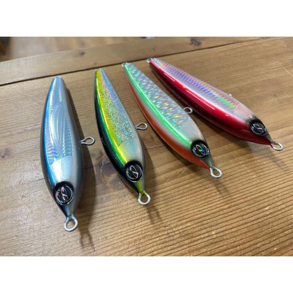 150mm／44g トレブルフック： #1/0 or #2/0 　シングルフック：2.5〜5g小型でありながらもファットなボディで水押し強くブリブリッと泳ぎ捕食者にアピールします。重めのフックをつけて水面下をスイミングで使うのも効果的です！
