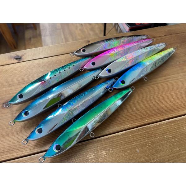 210ｍｍ/98ｇフック9g±高強度硬質ウレタン製左右へのダートを抑えたナチュラルなアクションで水中へのダイブ比率多めのセッティングです。