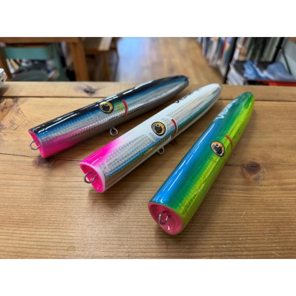 225mm/95gフック：BKK・GT-REX（7/0）／デコイ・Y-S22（10/0）バルサムは、玄界灘でのモンスターマグロとの遭遇から生まれた“最終兵器”マグロ専用ポッパーです。こだわり抜いたバルサ材を厳選し、一本ずつ浮力検品を行うこと...