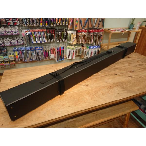 【発売日：2026年03月19日】ポリプロピレン中空素材を使用したロッドキャリーです。大手釣具メーカーが修理品を送る際にも使用されている素材で軽量で丈夫です。グリップジョイントの1ピースロッドが10本程度入ります。クッションはないのでプチプ...