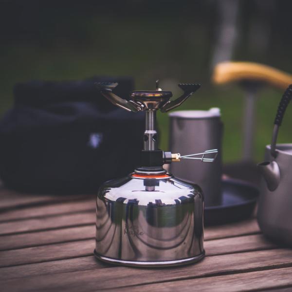 アウトドアテーブルにガスランプで使用することでレトロランプのような雰囲気になります。キャンプやバーベキュー登山などのガスコンロなど様々なシーンで活躍します。金属製のOD缶カバー、ガスカートリッジジャケット 230/250サイズ用です。材質：...