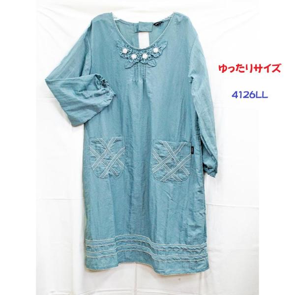 【送料無料】胸元のフラワーとポケットのクロス・ラインが可愛らしいナイロンかっぽう着です。ポケットは両サイドにあります。後ろは紐で結ぶタイプですので、調整可能です。水をはじきやすい撥水加工です。（※撥水加工は永久的なものではありません。選択の...