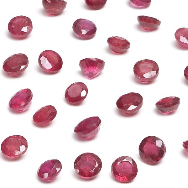 【こちらの商品は3コ販売になります】特記すべき項目※グラスフィールドルビー（鉛ガラス含浸ルビー）、鉛ガラスの含浸処理を施し透明度を上げた、ピジョンブラッドの様なはっきりとした発色があるルビーになります。※粒により目立つカケ・傷凹み・内包物が...