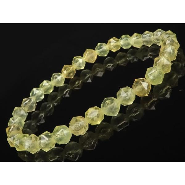 特記すべき項目※粒により色合いが異なります。材質プレナイト（Prehnite/ブドウ石）サイズ約5.5-6.3mm（±0.3mm）穴径約1mm数・量内径約15.0-16.0cm、1コになります関連ワードプレナイト ブドウ石 葡萄石 Preh...