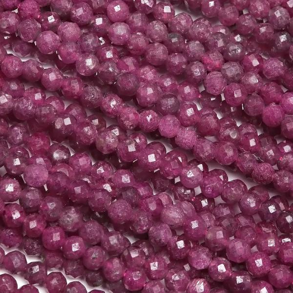 特記すべき項目※粒により記載ほどのサイズ差、穴周りのカケ、色味の誤差、ヘコミ、穴・外キズ、黒い目立つ内包物がみられる粒が混じる場合がございます。材質ルビー（Ruby/紅玉）サイズ約3.0-3.4mm（±0.3mm）穴径約0.5mm数・量1連...