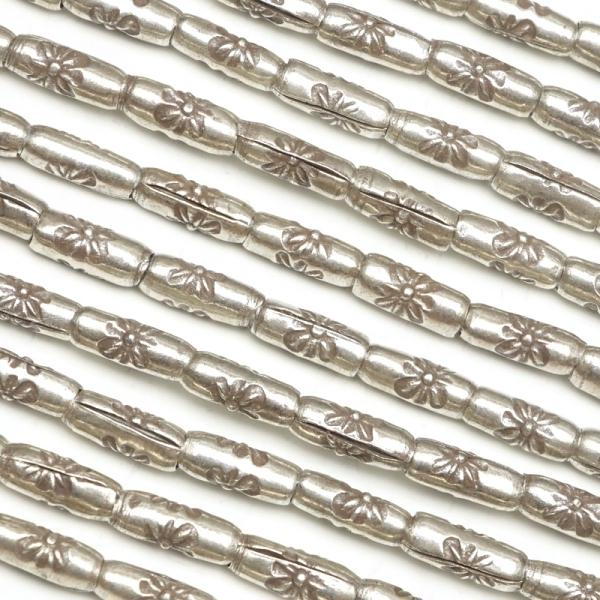 特記すべき項目※カレン族による手作業での銀細工の商品となります。手作りの商品となりますのでサイズ外のものが混じる場合、個々形状、模様に違いがございます。材質カレンシルバー（SILVER純度95〜97％以上）サイズ約6.5-7.0×2.4-2...