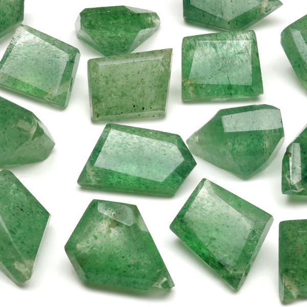 【こちらの商品は3粒販売になります】特記すべき項目※粒により記載サイズ程のサイズ差、形状が歪なもの、穴周りや表面のカケ、割れが目立つもの、お色の濃淡の差、記載サイズ外の粒が混じる場合がございます。材質アベンチュリン（Aventurine/イ...