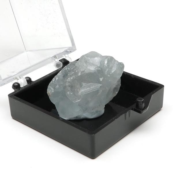 特記すべき項目※天然により、割れ、キズ、色味の異なりが見られる所があり、非常にもろい為、配送時に形状に破損が起こる場合がございます事をご了承下さいませ。※商品固定用粘土が原石に付着している場合、ケース裏底に産地、石名の記載シールが付いる場合...