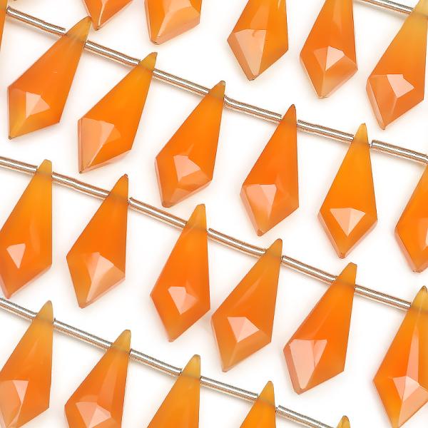特記すべき項目※粒により記載ほどのサイズ差、穴周りや先端のカケ、色味の誤差、ヘコミ、外キズ、黒い目立つ内包物がみられる粒、記載サイズ外のものが混じる場合がございます。材質カーネリアン（Carnelian/紅玉髄）サイズ約14.8-15.3×...
