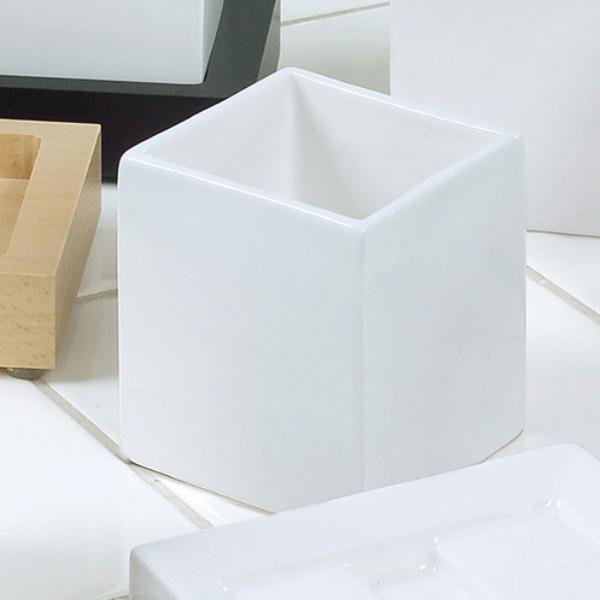 サイズ/約幅7.4×奥行7.4×高さ8.4cm内容量/1個材質/陶器生産国/台湾製●清潔感のあるつるんと真っ白な陶器製の小物入れです。●シャープですっきりとしたキューブ型のデザインになっています。●シリーズで揃えるとスタイリッシュな空間が作...