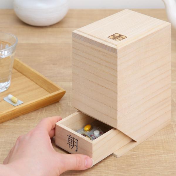 サイズ/約幅8.5×奥行12×高さ16.5cm引き出し1段の外寸：幅6.8×奥行き10.5×高さ3.1cm引き出し内寸：幅5.8×奥行き9.4×高さ2.8cm内容量/1個材質/桐(北米産) 生産国/日本製●桐の木で作られたお薬ケースです。●...