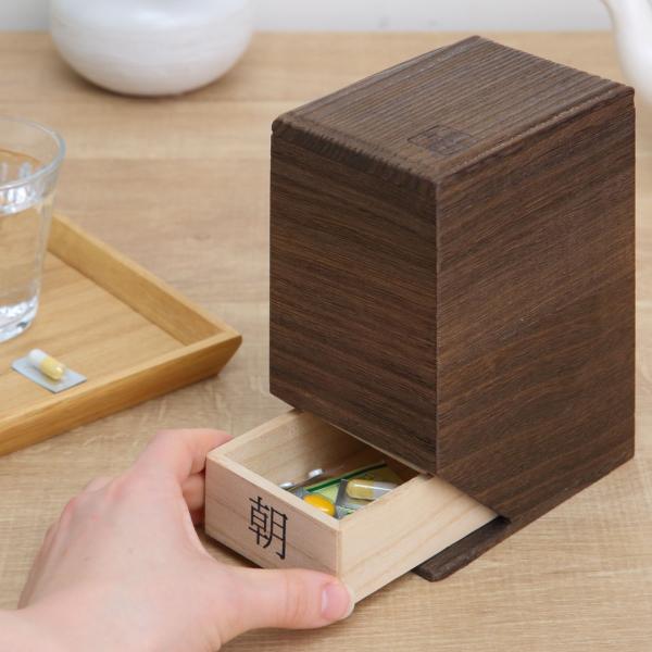 サイズ/約幅8.5×奥行12×高さ16.5cm引き出し1段の外寸：幅6.8×奥行き10.5×高さ3.1cm引き出し内寸：幅5.8×奥行き9.4×高さ2.8cm内容量/1個材質/桐(北米産) 生産国/日本製●桐の木で作られたお薬ケースです。●...