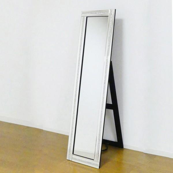 周りにあしらわれたクリスタル調の装飾がモダンでスタイリッシュな全身鏡です。全身を映すことが出来るので、玄関やクローゼットに1台あるとお出かけ前の身だしなみチェックに便利です。実用性はもちろん、デザイン性が高いのでインテリアとしてもお使いいた...