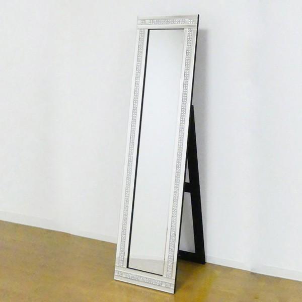 周りにあしらわれたクリスタル調の装飾がモダンでスタイリッシュな全身鏡です。全身を映すことが出来るので、玄関やクローゼットに1台あるとお出かけ前の身だしなみチェックに便利です。実用性はもちろん、デザイン性が高いのでインテリアとしてもお使いいた...