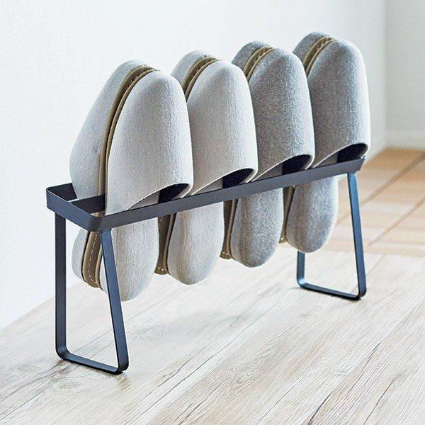 サイズ/約幅45×奥行11×高さ20cm内容量/1個材質/スチール(粉体塗装)、EVA耐荷重/3kg●間口が大きく斜めの形状で、スリッパを出し入れしやすいです。●Lサイズや厚底のスリッパも4足収納できます。●スリッパを収納した状態で床上約5...