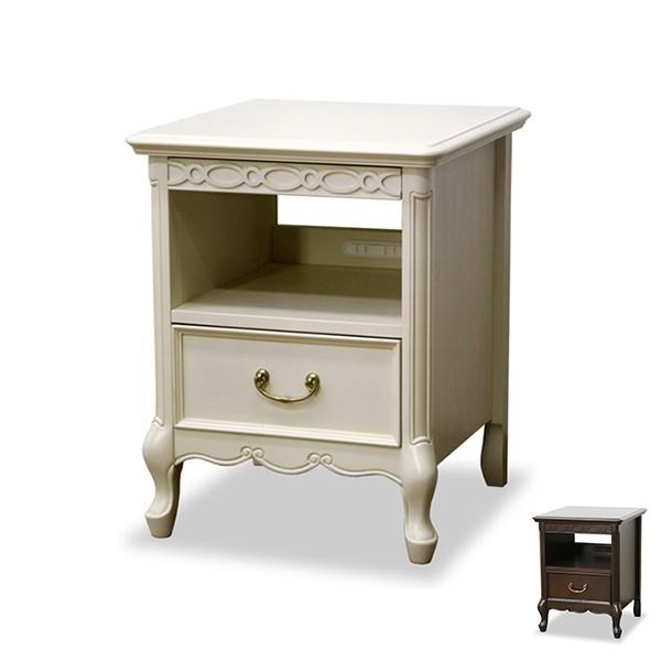 大人の空間を演出するヨーロピアンスタイルのナイトテーブルです。歴史ある猫脚が印象的でエレガントな雰囲気に仕上がっています。ベッドサイドやソファサイドに適したサイズです。天板下にはスライドカウンターが備わっています。オープン収納部奥側にはスラ...