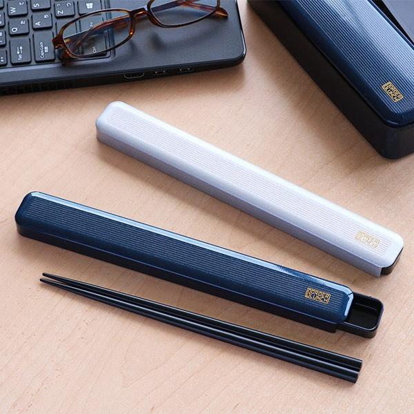 メタリックカラーが印象的な箸・箸箱のセットです。シンプルで飽きのこないデザインの男性向けランチグッズです。箸は天然木を使用しています。安心の日本製です。※食洗機は使用できません。【商品詳細】 サイズ/箸箱：約幅24×奥行3×高さ1.7cm ...