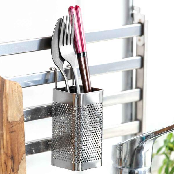 サイズ/約幅5×奥行5×高さ12.6cm重量/約60g内容量/1個材質/ステンレス生産国/日本製耐荷重/約500g●同シリーズの水切り棚やシンク奥スタンドに設置できる「角ポケット（小）」です。●カトラリーの水切りや小物入れとして役立ちます。...