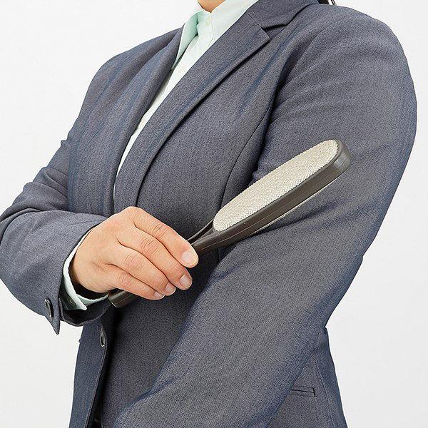 サイズ/約4.8cm厚さ：約2.7cm約長さ24.5cm内容量/1個材質/本体：ABS樹脂布：ポリエステル生産国/中国製●シンプルな形状でありながら表裏逆方向で両面使える衣類用ホコリ取りです。●グリップも握りやすく使いやすいです。●玄関やク...