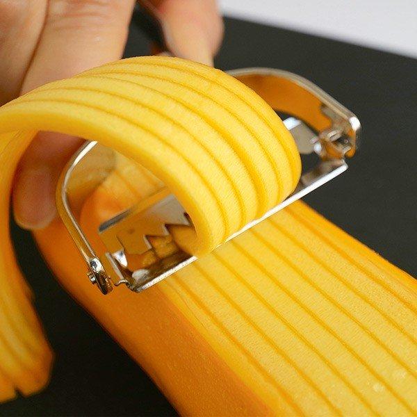 サイズ/約幅5.4×奥行12×高さ1.3cm内容量/1個材質/本体：18-8ステンレススチール刃：ステンレス焼入れ鋼生産国/日本製食器洗い乾燥機/使用不可●ベジパスタ専用のピーラーです。●いつもの野菜をベジパスタピーラーで「野菜麺」に仕立て...