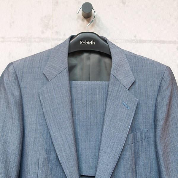 再利用樹脂を使用した、エコでお買い得なジャケットハンガーです。フックは回転するので便利です。【商品詳細】 サイズ/約幅47×奥行4×高さ24cm 内容量/1本 材質/本体：再生ポリプロピレン ストップバー：再生スチロール樹脂、ラバー加工 フ...