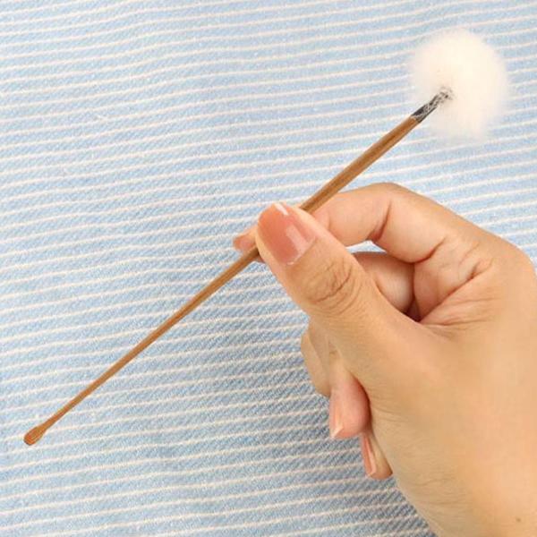サイズ/全長：16cm重量/約1g内容量/1本材質/耳かき：煤竹梵天：あひるの羽毛生産国/台湾製●煤竹の程よい硬さが心地いい匠の技が詰まった耳かきです。●ヘラ部分の厚みを薄く研磨しているので狭い所まで届きやすいです。●アヒル羽毛の梵天つきで...