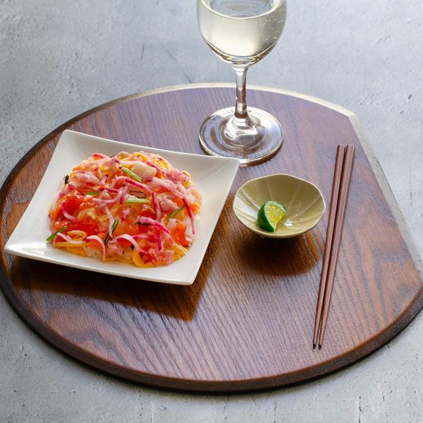 サイズ/約幅36×奥行32×高さ0.5cm内容量/1枚材質/天然木、表面塗装：漆生産国/中国製食器洗い乾燥機/使用不可電子レンジ/使用不可●高級感のある漆塗りの木製ランチョンマットです。●膳としても使え、おもてなしの席にぴったりです。●美し...