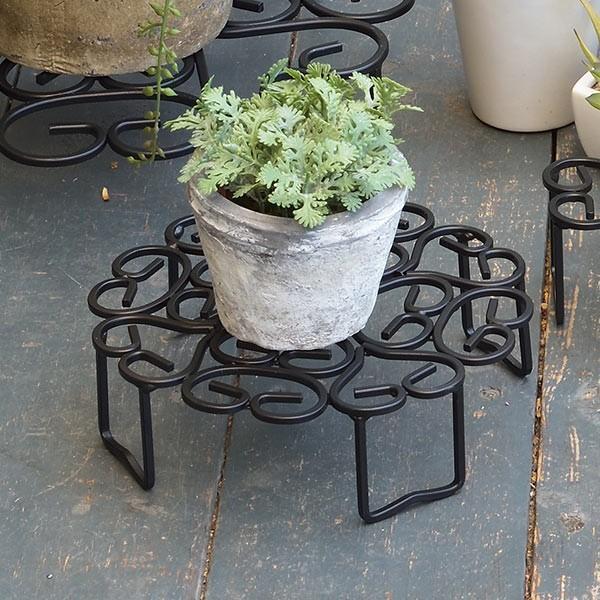 サイズ/約幅20×奥行20×高さ6cm重量/約0.4kg内容量/1台材質/スチール角棒（粉体塗装）生産国/中国製●お庭やベランダのガーデニングに最適なフラワースタンドです。●鉢植えを乗せるだけで大切に育てた植物を引き立ててくれます。●スタン...