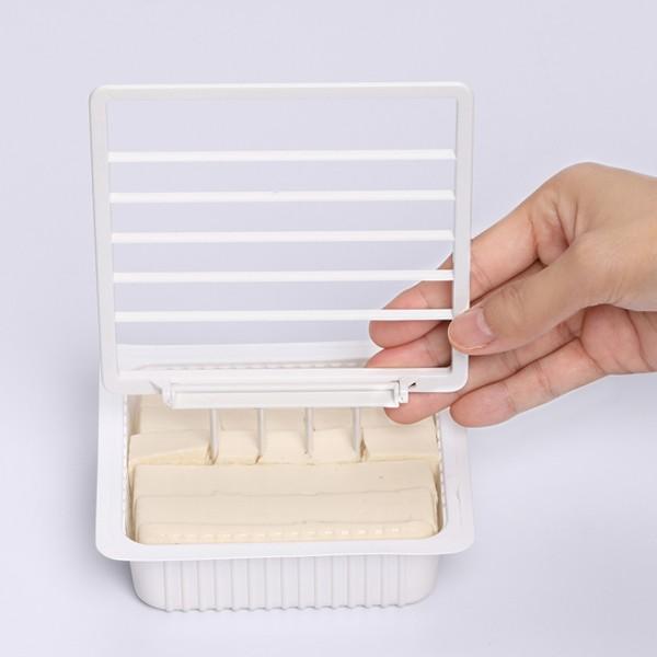 包丁・まな板なしで豆腐が切れる豆腐さいの目カットプレートです。やわらかくて崩れやすい豆腐を、簡単にさいの目にカットすることが出来ます。豆腐を切ることが不慣れな人、豆腐の形が崩れるのが嫌で均等に切りたい方におすすめです。包丁・まな板を使わずに...