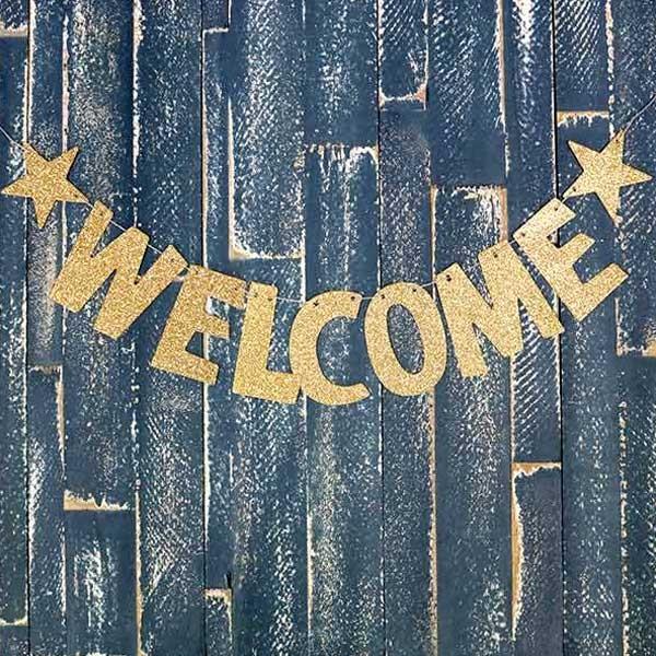 キラキラとしたラメ付きのガーランドです。『WELCOME』の文字をかたどっています。パーティーやお部屋、イベントでの飾りつけにオススメです。左右の紐でどこでも簡単に取り付け出来ます。自由に組み合わせ出来ます。※表面をこするとラメの粉が落ちる...