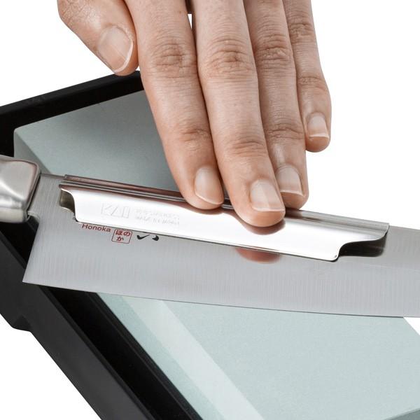 砥石を使った包丁研ぎが、初めてでも簡単にできる補助具です。刃のミネに取り付けて、研ぐ角度を一定に保ちます。※研いでいる時に位置ずれしないように差し込みはきつくしてあり、刃体に筋状の傷が入ります。【商品詳細】 サイズ/約幅10×奥行2×高さ1...