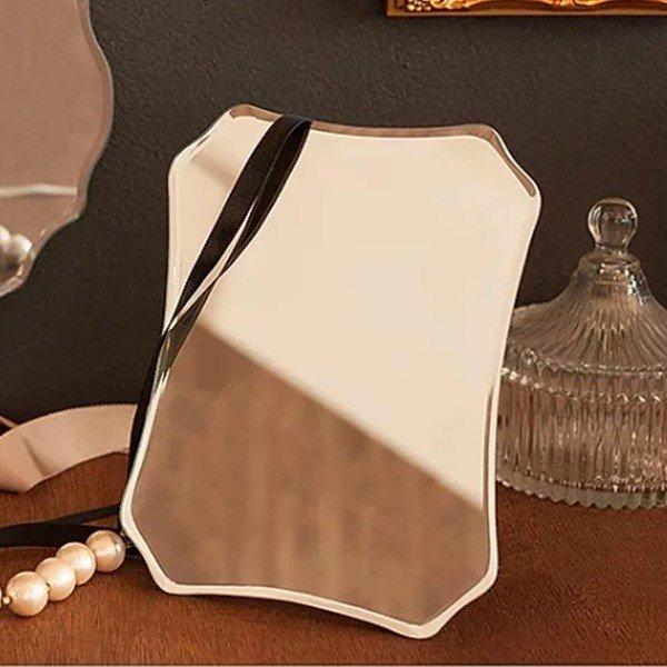 サイズ/約幅15×奥行1.2×高さ19.5cm内容量/1個材質/4mm厚ミラー、MDF生産国/中国製●4mm厚ミラーのエッジをアンティークな形に面取りしています。●インテリア性の高いノンフレームミラーです。●エレガントな装いで、インテリアの...