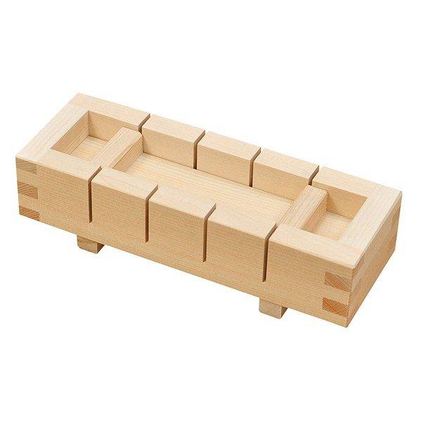 サイズ/約幅21×奥行7.5×高さ5.5cm内寸：約幅18×奥行4.3×高さ3cm底板付内容量/1個材質/ひのき・スプルース生産国/日本製●ご家庭で簡単に押し寿司が作れる五ツ切（大）の寿司型です。●型に順序よく材料を入れて上から蓋でグッと押...