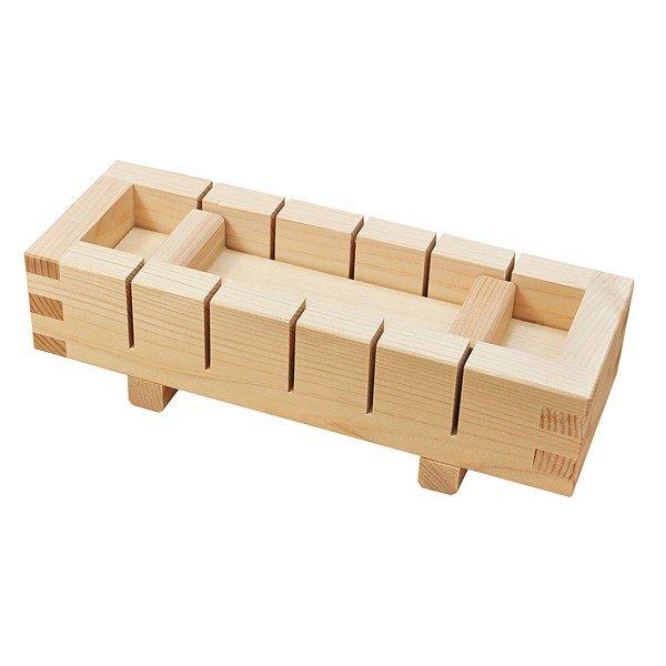 サイズ/約幅21×奥行7.5×高さ5.8cm内寸：約幅18×奥行4.3×高さ3cm底板付内容量/1個材質/ひのき・スプルース生産国/日本製●ご家庭で簡単に押し寿司が作れる六ツ切（小）の寿司型です。●型に順序よく材料を入れて上から蓋でグッと押...