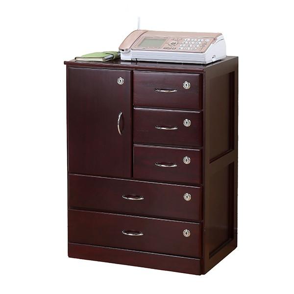 木目が美しい桐天然木FAX台です。落ち着いた色合いと桐材の美しい木目が、和洋問わずどんなインテリアにも馴染みます。扉内と、大小5段の引出しがあり、全てに鍵がかけられるので、大切な物を安心して収納できます。扉部分と引出し全段に共通の鍵が2個付...