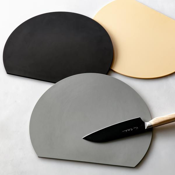 サイズ/約幅35×奥行29×高さ0.5cm重量/約530g内容量/1枚材質/ポリウレタン系熱可塑性エラストマー種類/アイボリー、ブラック、アッシュグレー生産国/中国製耐熱温度/130度耐冷温度/-30度食器洗い乾燥機/使用可能●料理の効率が...