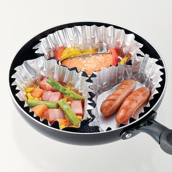 アルミ箔製のクッキングシートです。油を使わなくてOKなのでヘルシーな調理ができます。お料理がくっつかないので、後片付けがラクラクです。フライパンを汚さずに調理することができます。20cmのフライパンに3枚敷いて、同時に3つの調理をすることが...