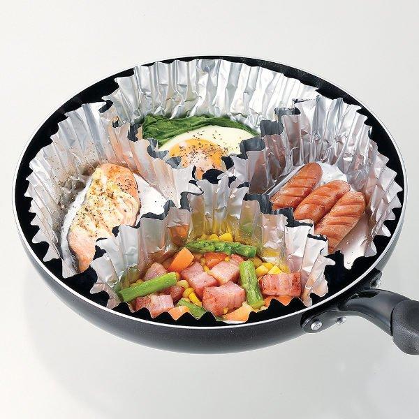 アルミ箔製のクッキングシートです。油を使わなくてOKなのでヘルシーな調理ができます。お料理がくっつかないので、後片付けがラクラクです。フライパンを汚さずに調理することができます。26cmのフライパンに4枚敷いて、同時に4つの調理をすることが...