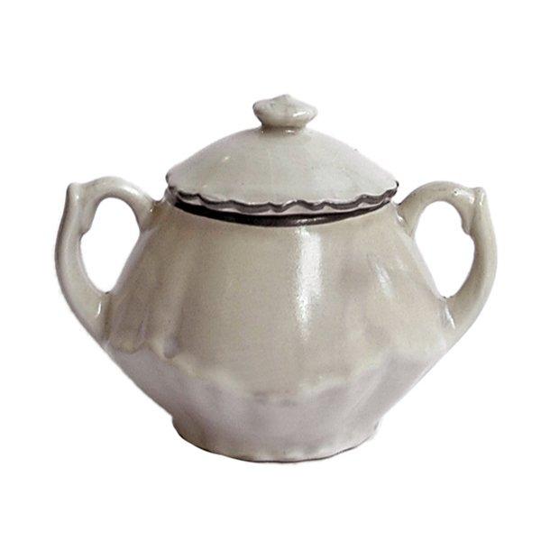 少し小ぶりなサイズが上品なシュガーポットです。ちょっとしたおもてなしの席にもぴったりです。ころんとしたフォルムとアンティークのような優しい色味、ハンドメイドならではの釉薬…（続きは下に） 【商品詳細】サイズ/約幅7×高さ5cm 容量/約90...