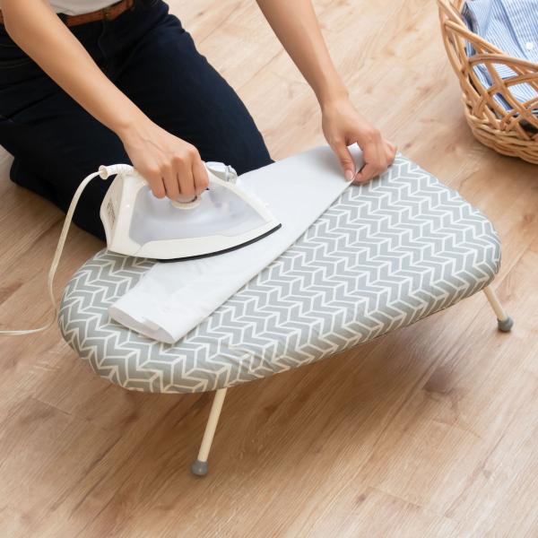 サイズ/約幅60×奥行36×高さ18cm折り畳み時：約幅60×奥行36×高さ6cm重量/約1.2kg内容量/1台材質/本体：ポリプロピレンフック・脚部：スチール（粉体塗装）脚部キャップ：PVC表面布：綿（アルミコーティング加工）クッション材...