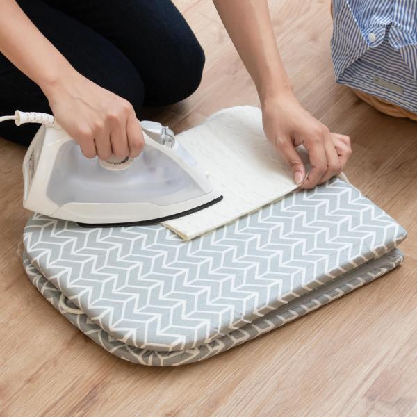 サイズ/約幅76.5×奥行31×高さ12cm折り畳み時：約幅38×31×6cm重量/約1.3kg内容量/1台材質/本体・フック・脚部：スチール（粉体塗装）脚部キャップ：PVC表面布：綿（アルミコーティング加工）クッション材：ポリウレタンフォ...