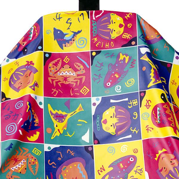 サイズ/裁断寸法：114×巾76cｍ首まわり：最大40cｍ重量/約58g内容量/1個材質/ナイロン100％生産国/日本製対象年齢/9ヶ月頃〜●チクチクを防ぐ、肌ざわりのよいケープです。●面ファスナー付きのフリーサイズです。●散髪の必需品とし...