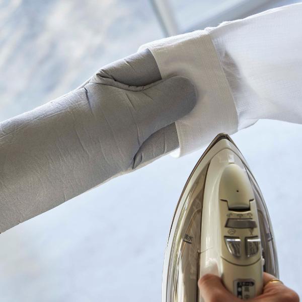 ハンガーに掛けたまま、アイロンを掛けられる便利なアイロンミトンです。手にフィットする形なので、思いのままにつまんで引っ張って、シワの部分にスチームをサッと当てられます。右手でも左手でも使える、左右両用タイプのミトンです。素手では難しい細かい...