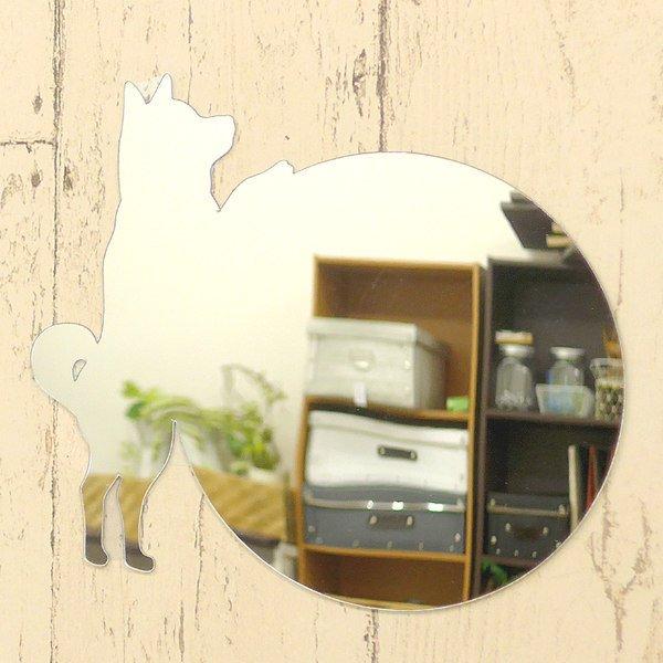 裏面の粘着テープでペタっと簡単貼り付け！水濡れＯＫ！軽くて落としても割れにくいアクリル製のミラーです。玄関やトイレの壁、バスルームなどにどうぞ。 【商品詳細】サイズ/約幅19×奥行0.1×高さ16cm 内容量/1枚 材質/本体：アクリル 透...