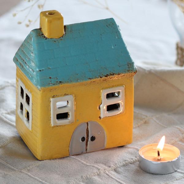 サイズ/約幅9.5×奥行7×高さ12.5cm重量/約0.3kg内容量/1個材質/陶器生産国/中国製●オブジェとしても飾ってもかわいいキャンドルホルダーです。●キャンドルを灯すと、窓からやさしい光がこぼれます。●リビングや玄関、お庭のインテリ...