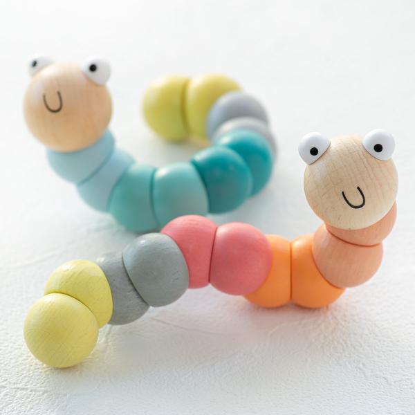 サイズ/約高さ16cm直径：約3cmパッケージサイズ：約幅4.5×奥行4.5×高さ20cm重量/約50g内容量/1個材質/木種類/ブルー、ピンク生産国/中国製対象年齢/10ヶ月以上●くねくねと身体をひねっていろんな形を楽しめる虫さんのおもち...